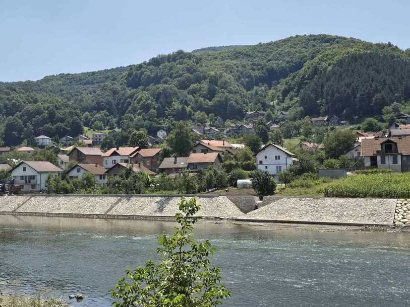 Uređenje desne obale rijeke Bosne u naselju Preko